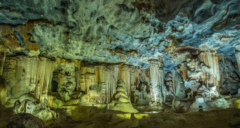Znáte rozdíl mezi stalaktitem, stalagmitem a stalagnátem?
